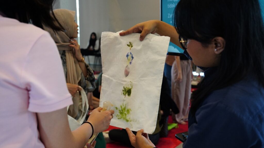 Menciptakan Karya Seni Ramah Lingkungan Melalui Workshop Ecoprint