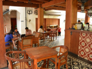 Desain Interior Tradisional Modern di Java Dancer Coffe Roaster, Kota ...