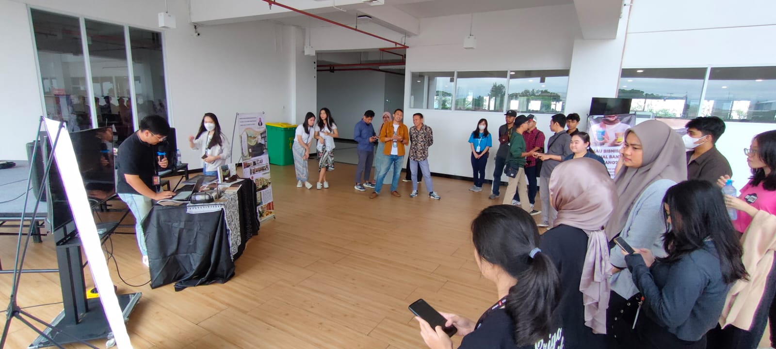 Kegiatan Bedah karya Mahasiswa TA Desain Interior Binus Malang di ...