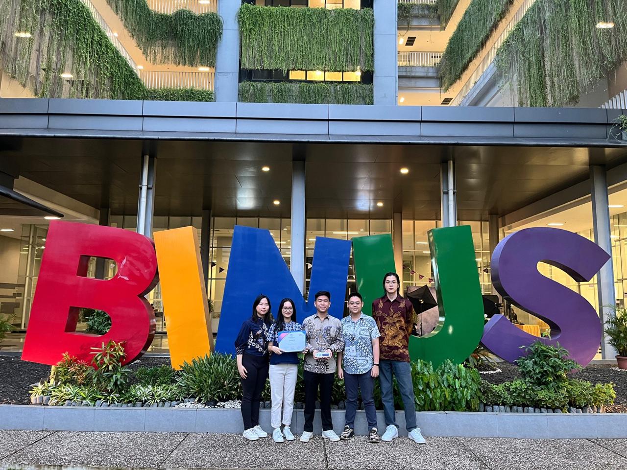 DAELY: Inovasi Mahasiswa Computer Science BINUS UNIVERSITY dalam Ciptakan AI Device untuk ...